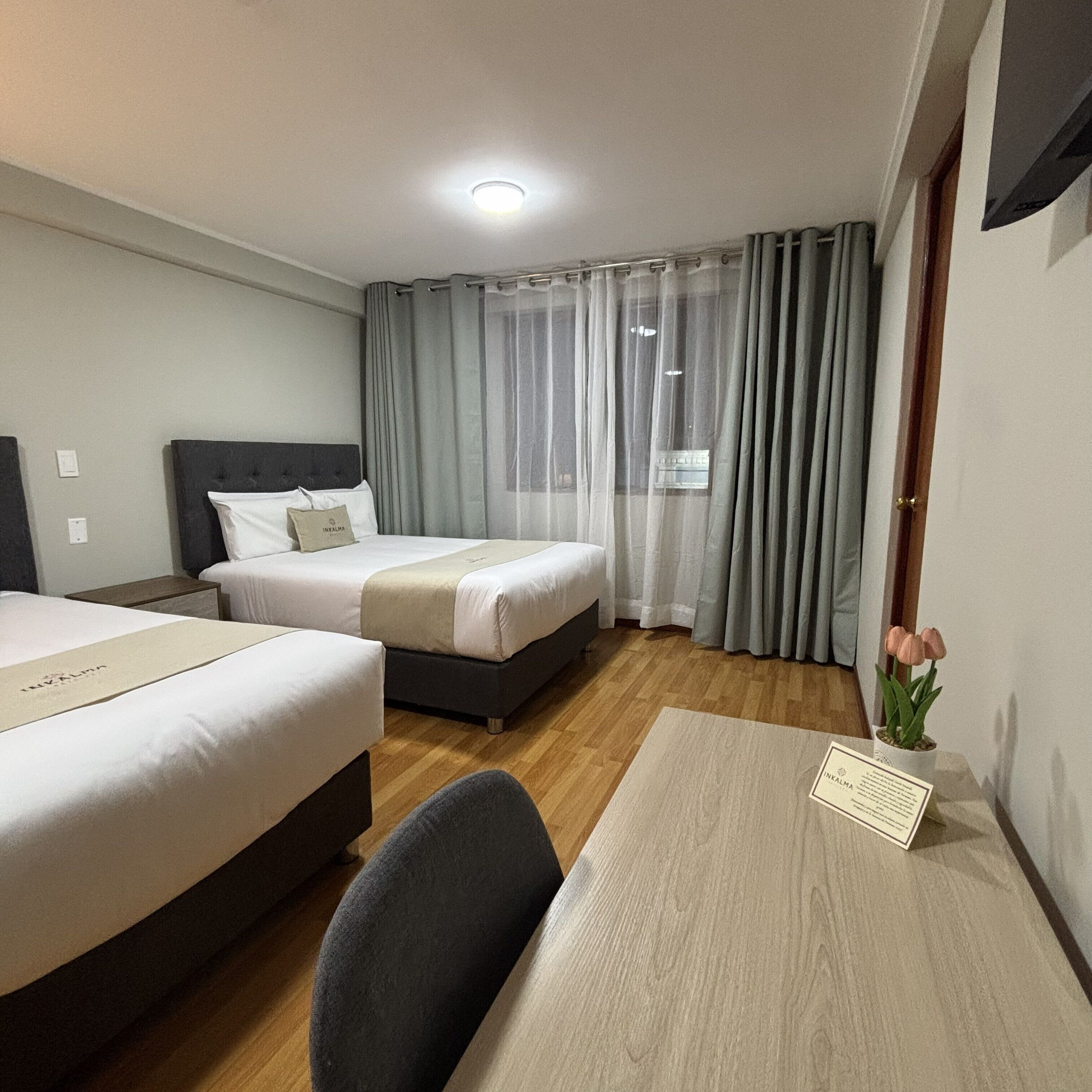 Quarto duplo | Espaço de trabalho para notebook, Wi-Fi de cortesia, roupa de cama