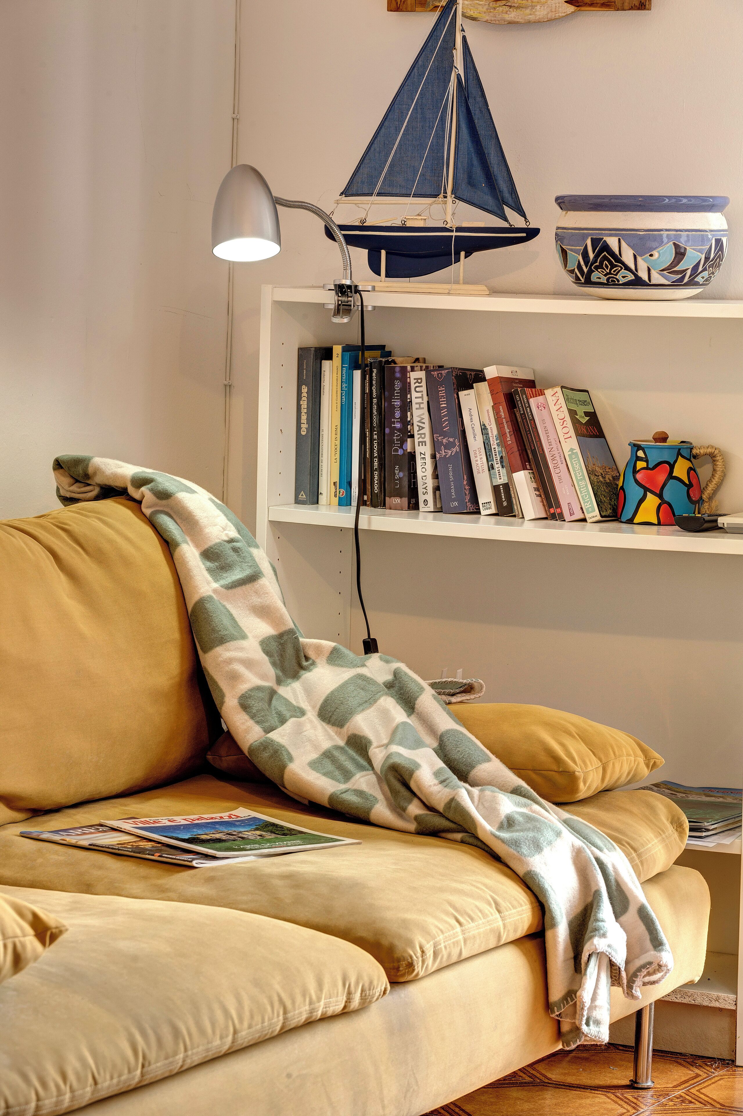 Apartamento | Sala de estar | Televisor de ecrã plano de 30 polegadas com canais digitais 