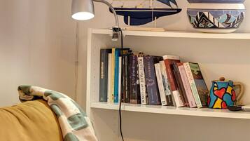 Apartamento | Sala de estar | Televisor de ecrã plano de 30 polegadas com canais digitais