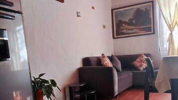 Apartamento básico, varanda, vista para o pátio | Área de estar