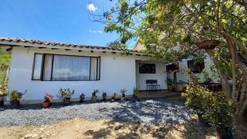 Casa clássico, varanda, vista para o pátio | Fachada