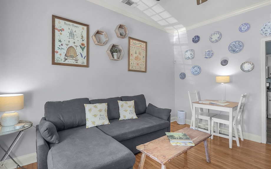 Charming Cottage With Private Patio In Historic District - Savannah, GA