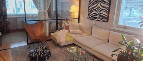 Apartamento, 2 quartos, sacada | Sala de estar