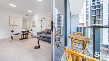 Apartamento em Condomínio Fechado, varanda, Vista para a cidade | Interior