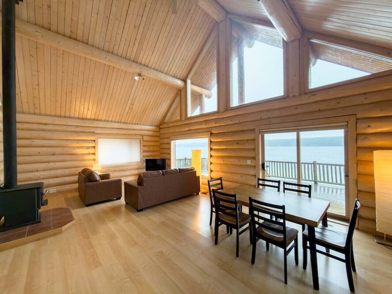 Serene Lakeside Escape Juniper Lodge, Lac La Hache - Lac la Hache