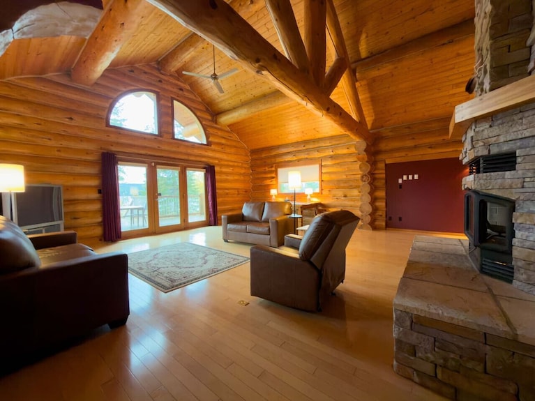 Spacious Eagles Nest Cabin Lakeside Escape At Our Gathering Place - British Columbia