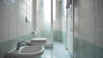 Quarto Triplo Clássico, Vista para a cidade | Casa de banho