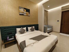 Quarto casal superior | Escrivaninha, Wi-Fi de cortesia