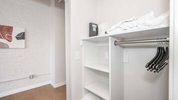 Apartamento, várias camas, cozinha, Vista para a cidade (The 333 Suites 3rd Floor) | Interior