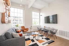 Apartamento, várias camas, cozinha, Vista para a cidade (The 333 Suites 3rd Floor) | Sala de estar