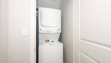 Apartamento, várias camas, cozinha, Vista para a cidade (The 333 Suites 3rd Floor) | Lavandaria