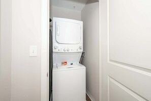 Apartamento, várias camas, cozinha, Vista para a cidade (The 333 Suites 3rd Floor) | Lavandaria