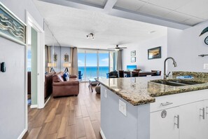 Apartamento em Condomínio Fechado, 1 cama king-size e sofá-cama (Long Beach Resort 4-605) | Interior