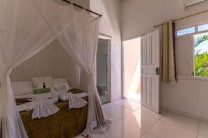 Suíte luxo, sacada, vista para a piscina