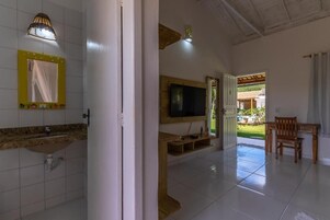 Quarto Triplo Deluxe, varanda, vista para a piscina | Interior