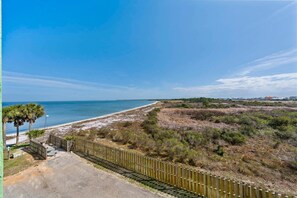 Condo, várias camas (Navy Cove Harbor 1209) | Praia
