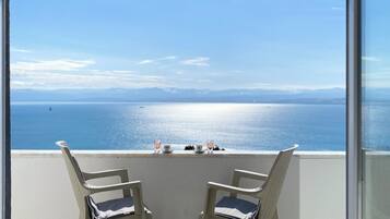 Apartamento Standard, várias camas, varanda, vista para o mar | Vista do quarto