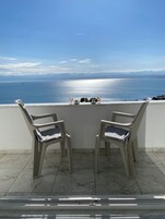 Apartamento Standard, várias camas, varanda, vista para o mar | Vista do quarto