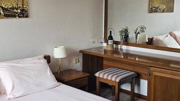 Quarto Clássico com Cama de Casal, varanda