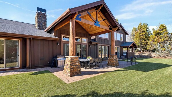 Mulligan Estate By Avantstay Sunriver Retreat + Hot Tub + Game Room + Bikes + Near Trails & Golf - Sunriver, OR