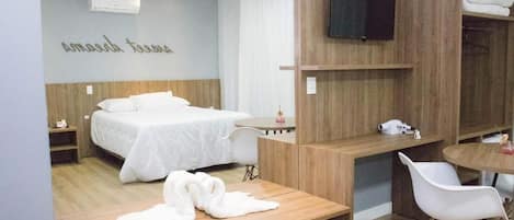 Suíte luxo, varanda, vista para a cidade | Frigobar, espaço de trabalho para notebook, quartos à prova de som