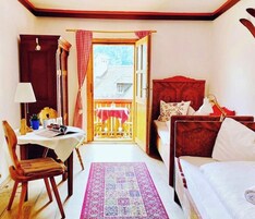 Quarto duplo standard, sacada, vista para o lago | Wi-Fi de cortesia, roupa de cama