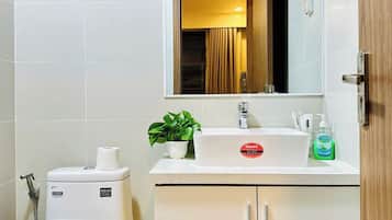 Apartamento família, sacada | Banheiro | Chuveiro, produtos de toalete grátis, secador de cabelo, chinelos