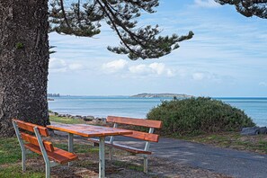 Apartamento luxo, vista para o oceano | Opções para refeição ao ar livre