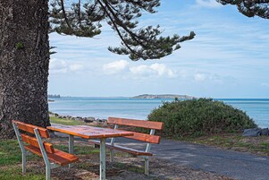 Apartamento Deluxe, vista para o oceano | Refeições ao ar livre