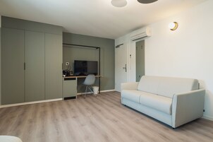 Quarto Triplo Superior | Minibar grátis, secretária 