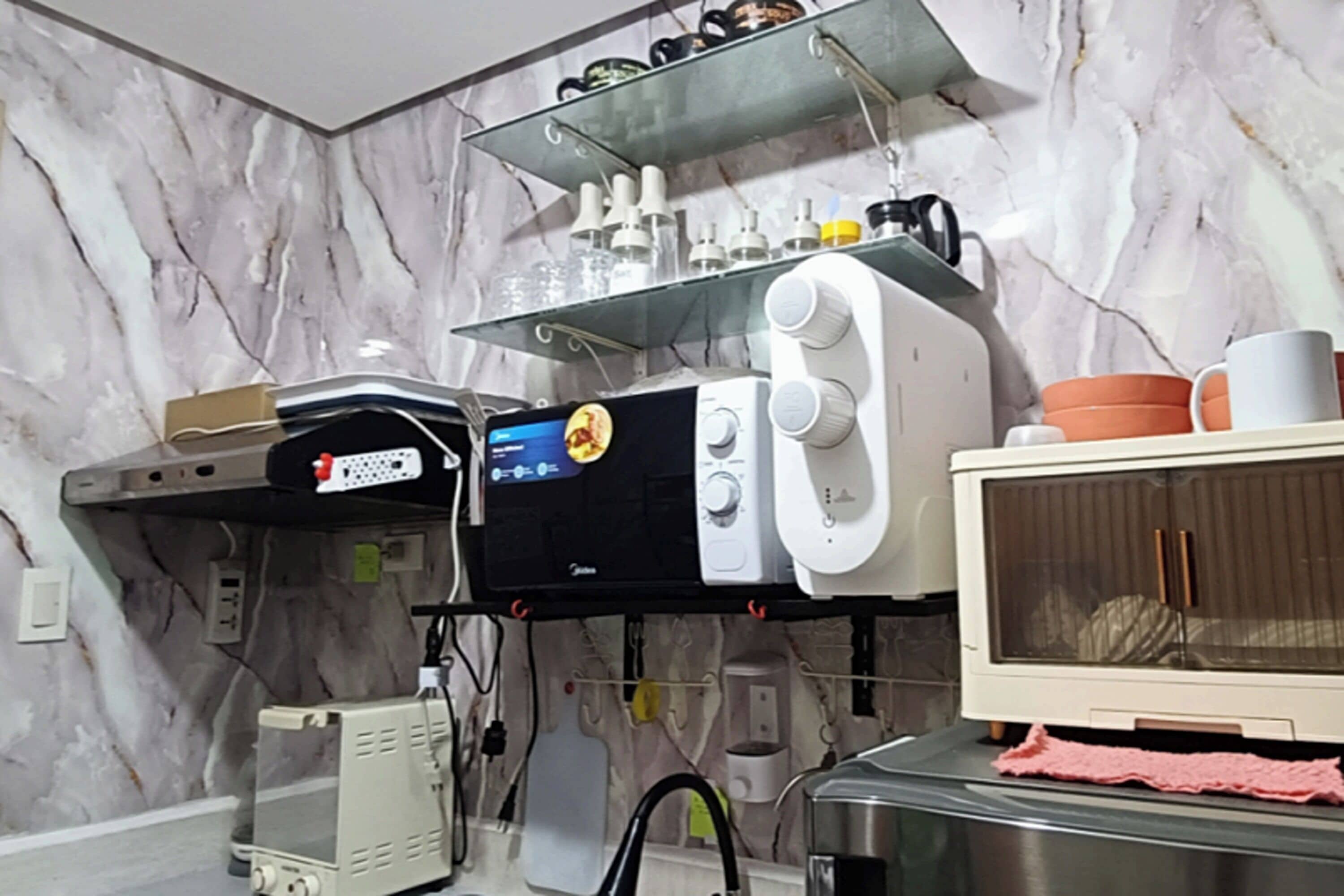 Quarto Deluxe | Cozinha privada | Um frigorífico, um micro-ondas, uma cafeteira/bule 