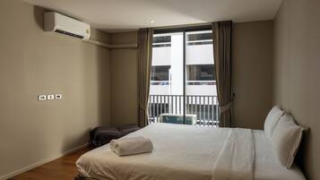 Quarto Familiar, 2 quartos | Secretária, Wi-fi grátis, roupa de cama fornecida
