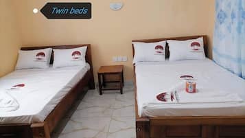 Quarto Twin Deluxe, Vista para a cidade | Wi-fi grátis, roupa de cama fornecida
