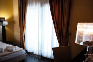 Quarto Triplo, vista para o jardim | Cofre no quarto, secretária 