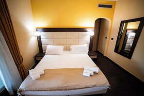 Quarto casal ou duplo | Cofres nos quartos, escrivaninha, espaço de trabalho para notebook