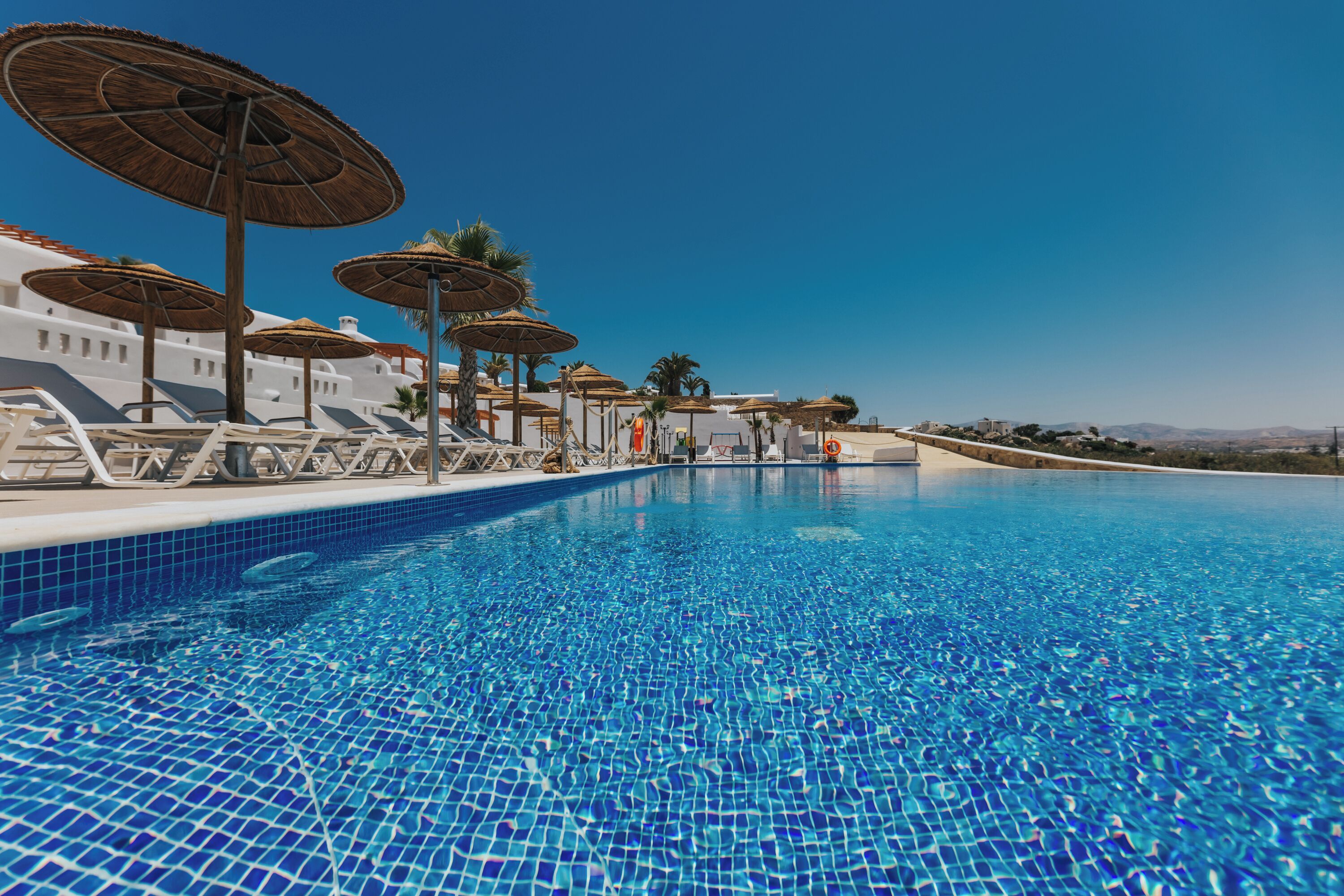 Piscina externa sazonal, guarda-sóis, espreguiçadeiras