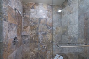 Quarto, 1 quarto | Casa de banho | Toalhas fornecidas, champô 