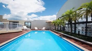 Piscina no piso superior