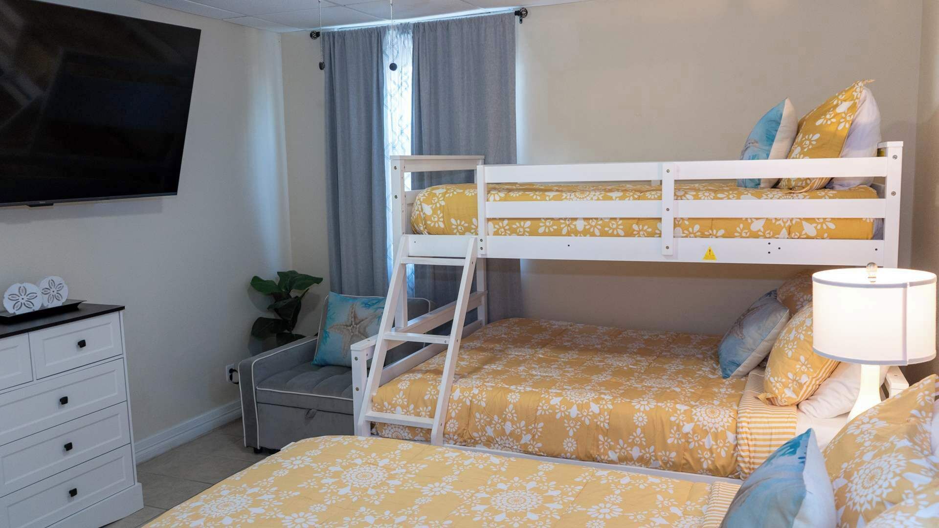 Apartamento, várias camas, varanda (Galleon Bay #308) | 2 quartos, com decoração personalizada, com mobília individualizada 