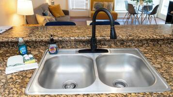 Apartamento em Condomínio Fechado, 2 camas queen-size, varanda, vista para a piscina (Gulfpoint) | Interior