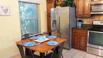 Apartamento em Condomínio Fechado, várias camas, pátio, vista para o jardim (Habitat) | Cozinha privada