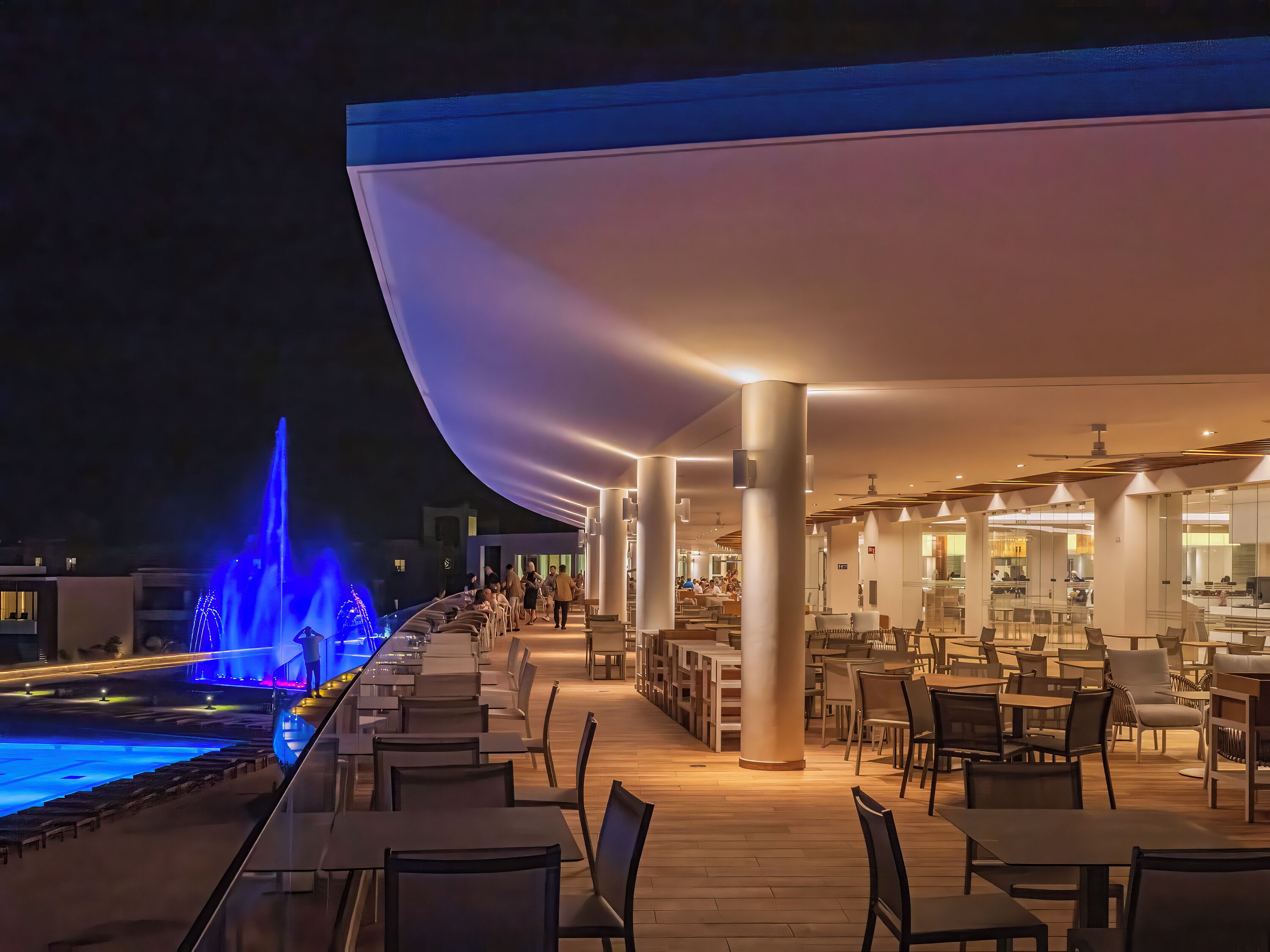 4 restaurantes: servem pequenos-almoços, almoços, jantares e brunches