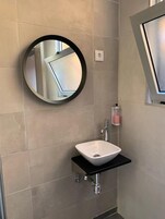 Quarto Duplo, varanda, vista para o pátio | Casa de banho