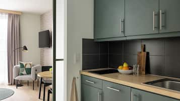 Geladeira, micro-ondas, cooktop, talheres/pratos/utensílios de cozinha