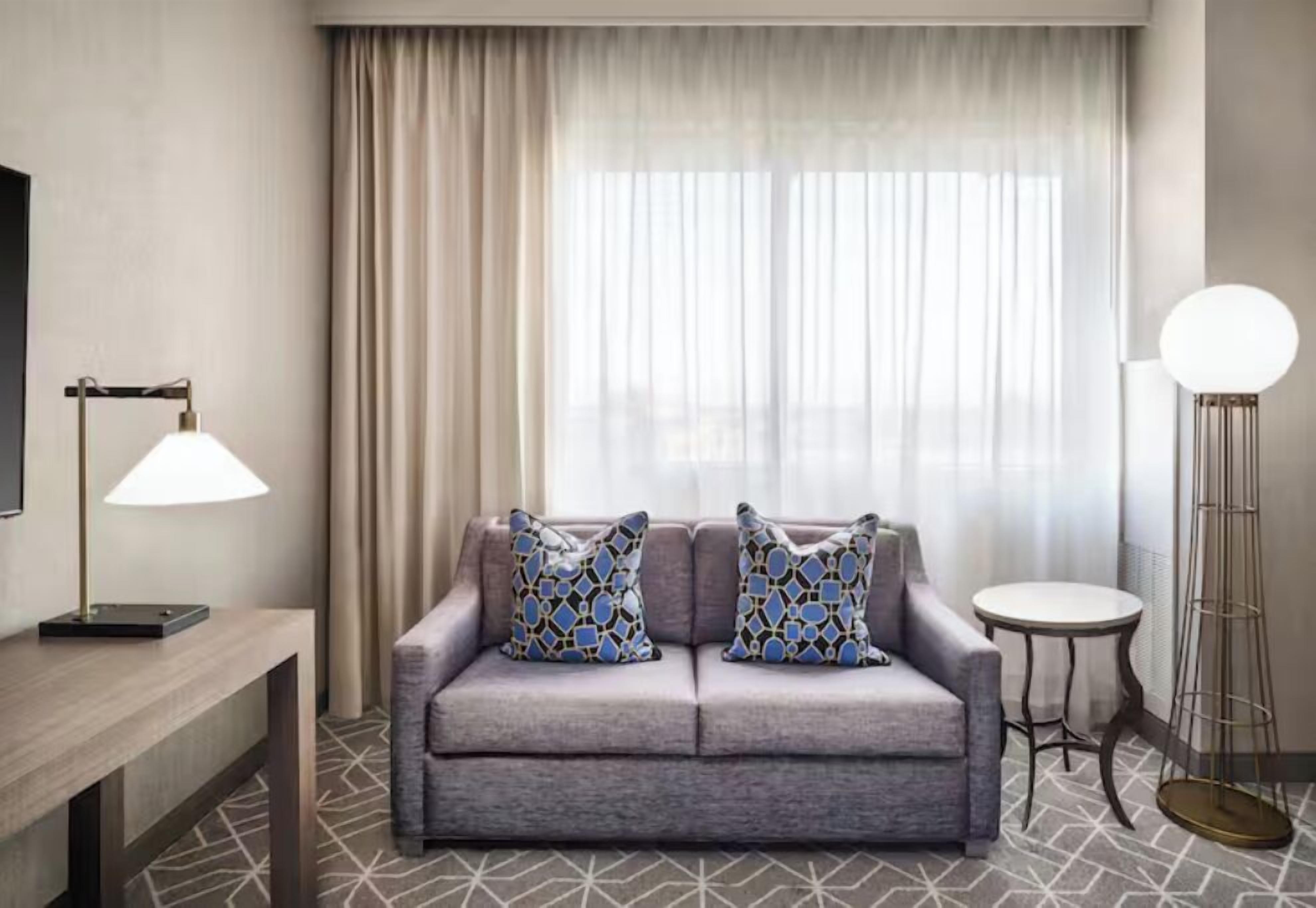 Relax, Swim & Unwind: Hotel-style Pool & Dining Amenities - Dallas, TX