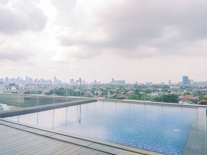 Piscina no terraço com vista para o horizonte da cidade.