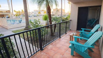 Apartamento, várias camas, pátio, vista para a piscina (Habitat 1) | Vista do quarto