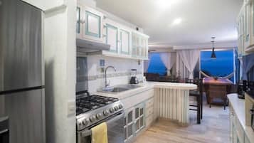 Apartamento Superior em Condomínio Fechado, varanda, vista para o oceano | Cozinha privada