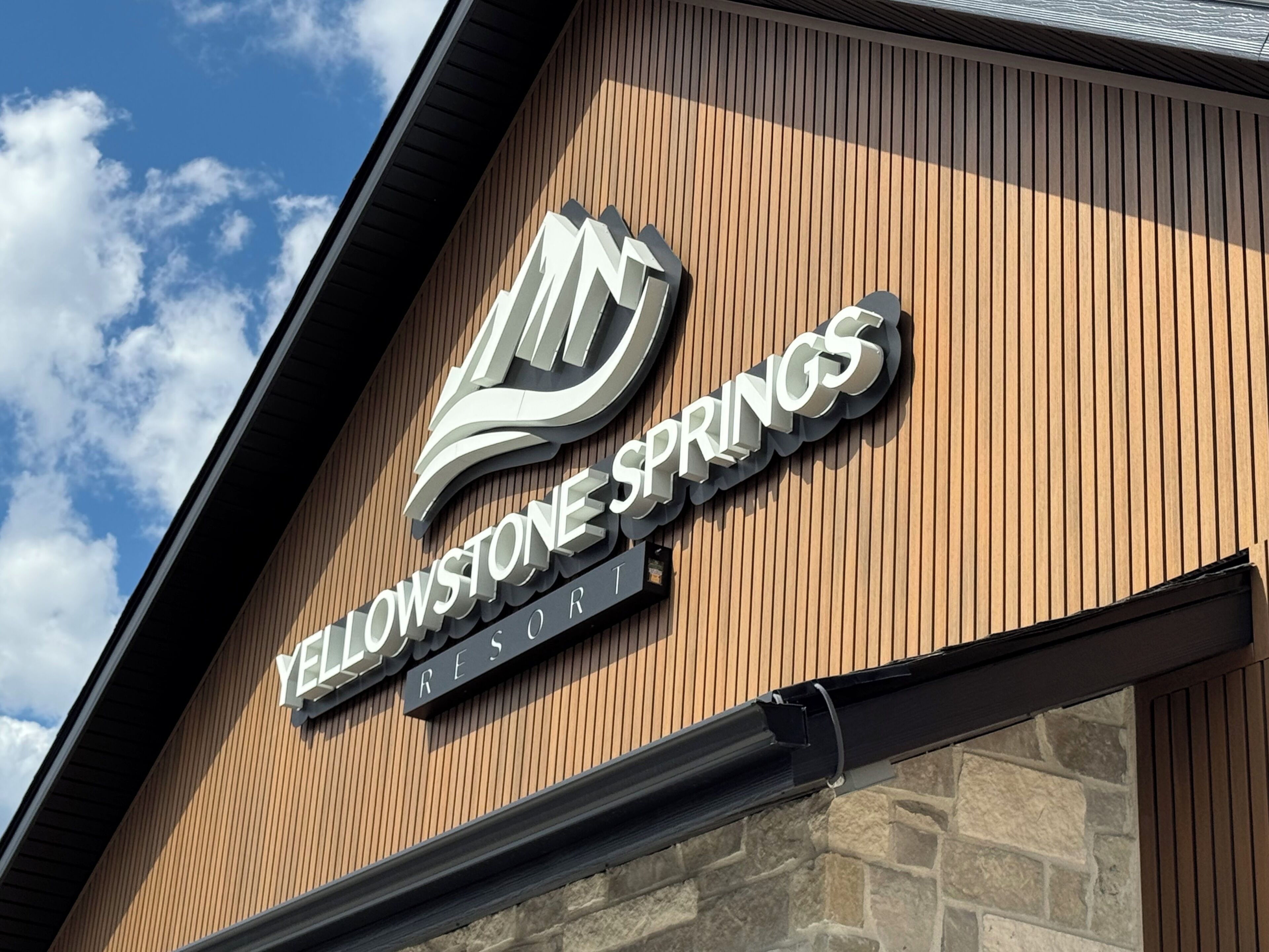 Um edifício com uma placa que diz 'Yellowstone Springs Resort'.