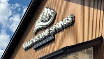 Um edifício com uma placa que diz 'Yellowstone Springs Resort'.